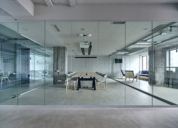 How To Choose The Glass For Interior Office Walls? - Custom Glass & Screen